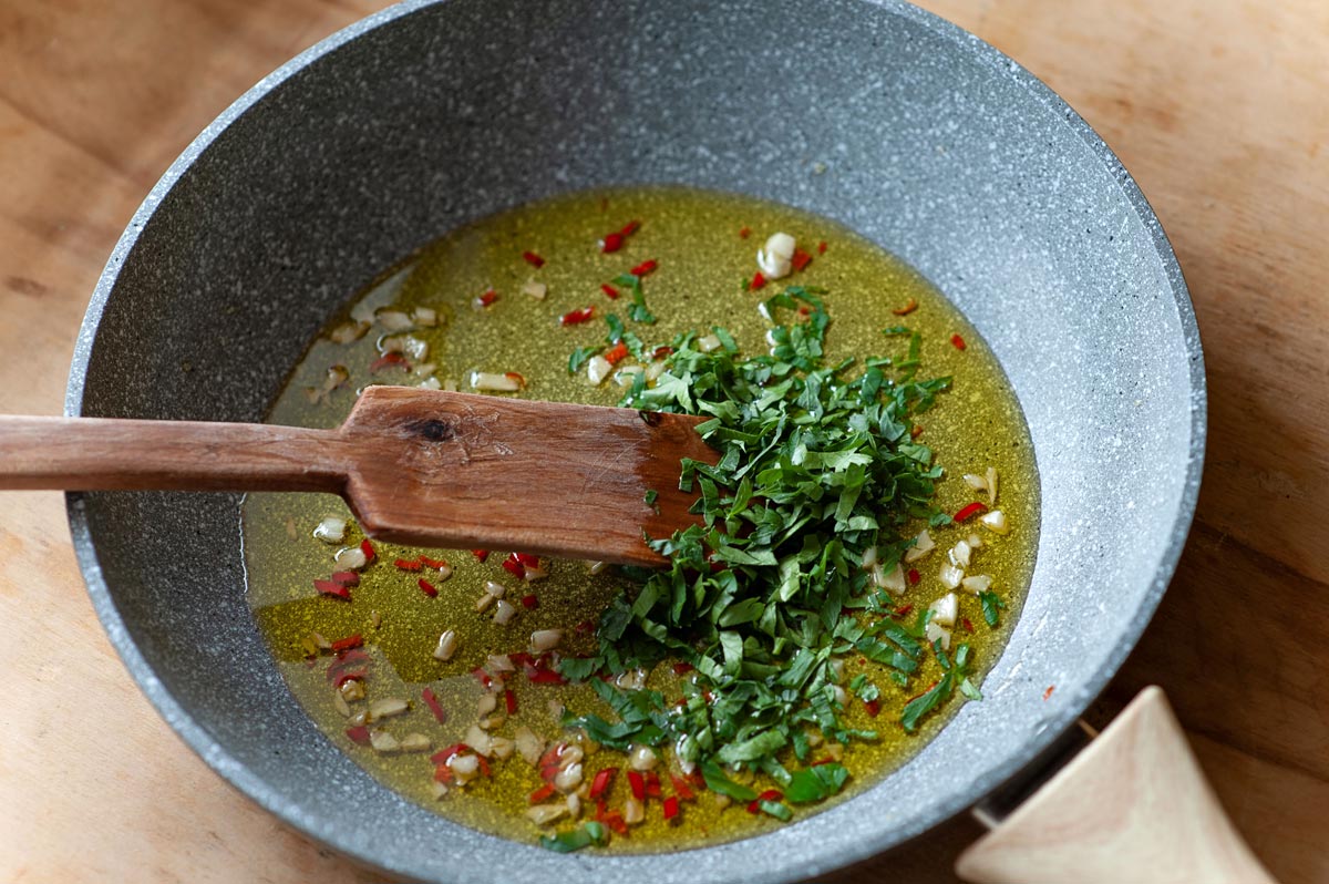 Spaghetti Aglio, Olio e Peperoncino : Italian Recipe Book